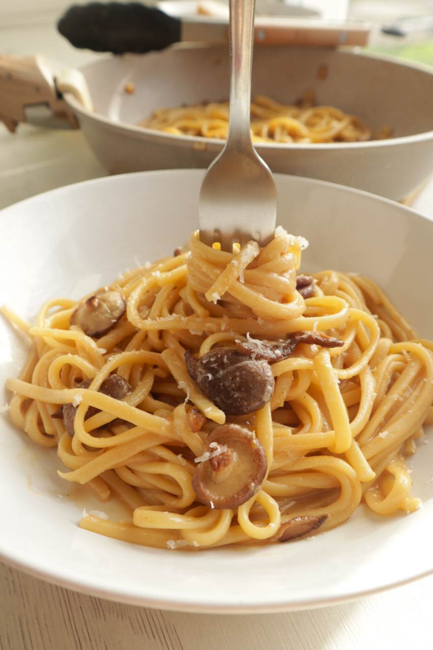 Creamy Miso Mushroom Pasta – A Rich, Buttery & Umami Comfort Dish ...